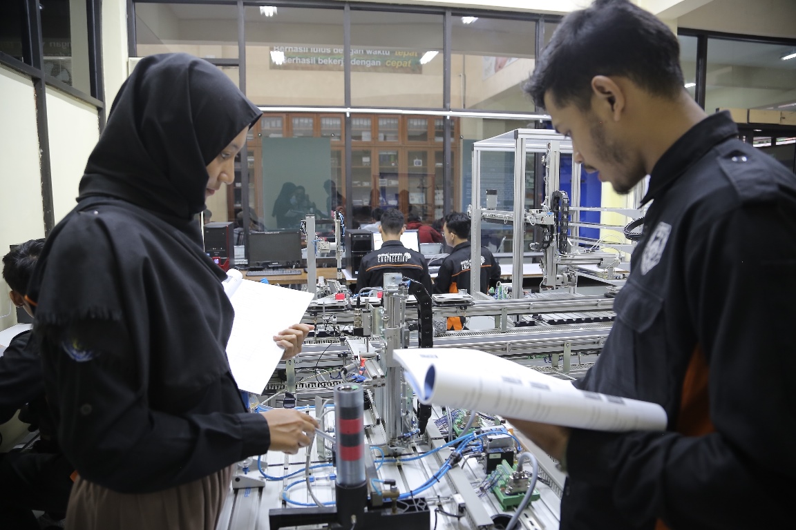 PRODI PENDIDIKAN TEKNIK MEKATRONIKA UNY RAIH AKREDITASI UNGGUL ... PRODI PENDIDIKAN TEKNIK MEKATRONIKA UNY RAIH AKREDITASI UNGGUL ...